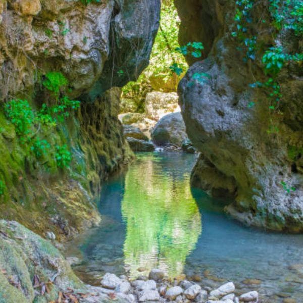 Cascada natural en Grecia | Ferryscanner