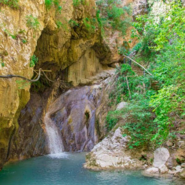 Cascada natural en Grecia | Ferryscanner