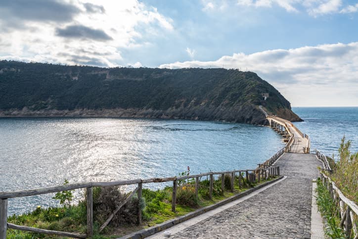 Le Migliori Isole di Napoli da Visitare: Guida Pratica | Ferryscanner